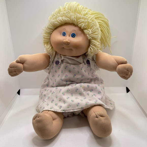 Cabbage Patch Kids | Toys | Cabbage Patch Doll 978 1982 Blond Hair Ponytail Blue Eyes Flower ...